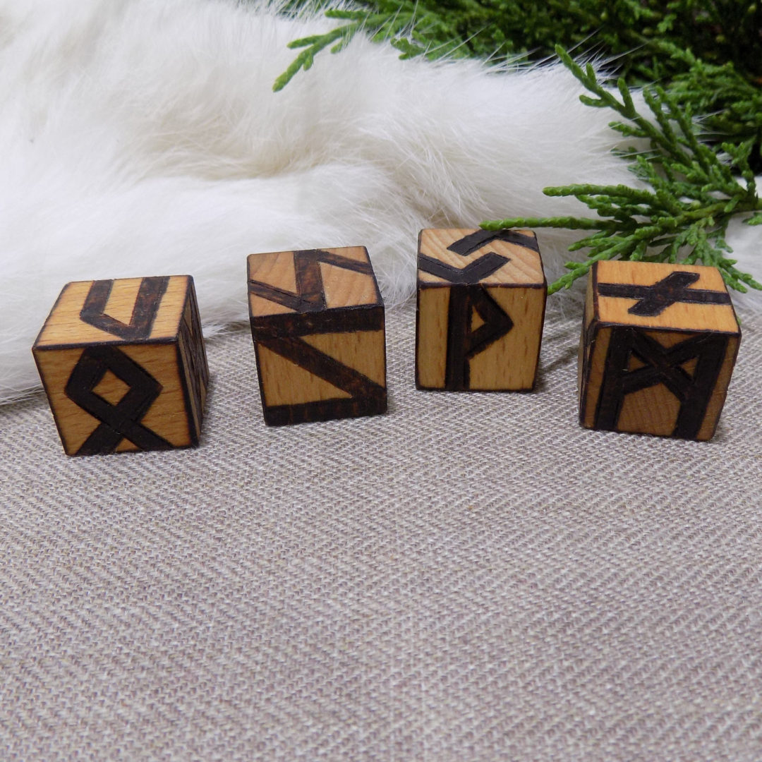READING RUNE DICE – Ýdalir
