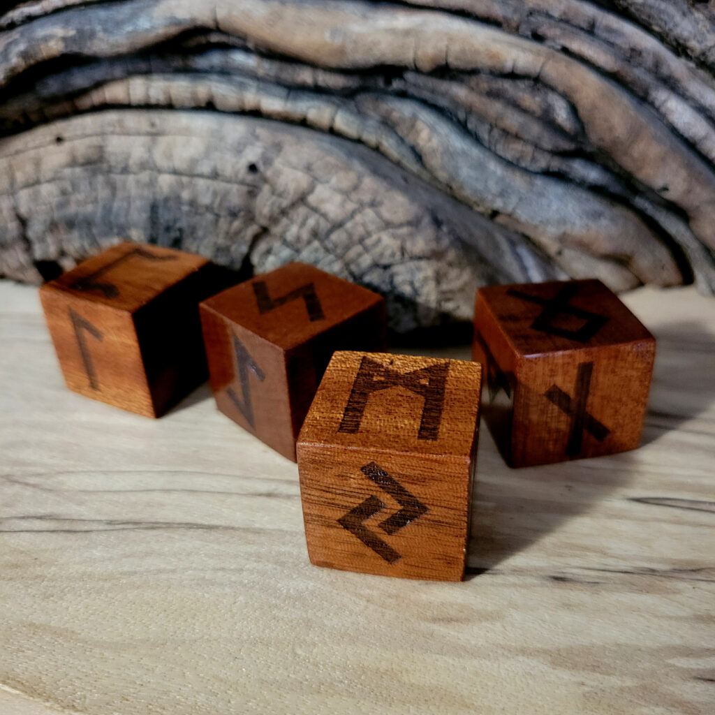 READING RUNE DICE – Ýdalir